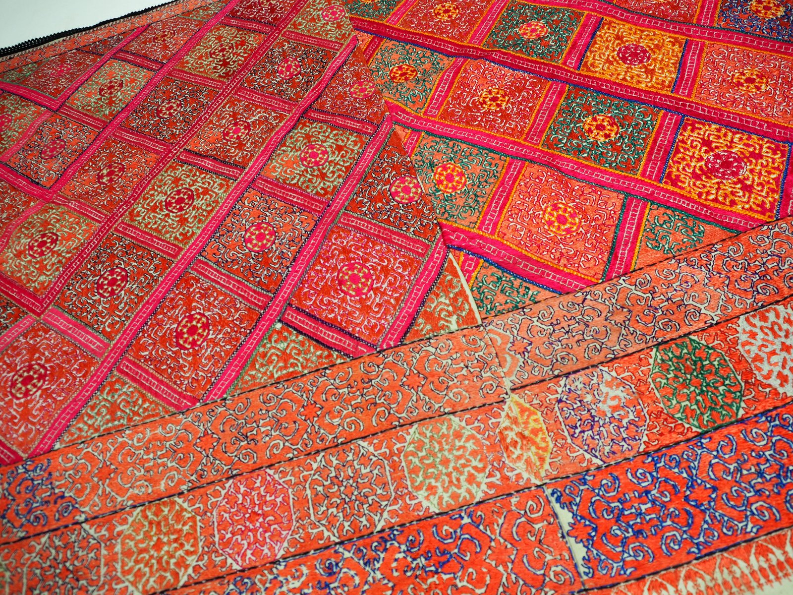 Decorazione da parete antica in seta ricamata, Swat Valley Pulkari ...