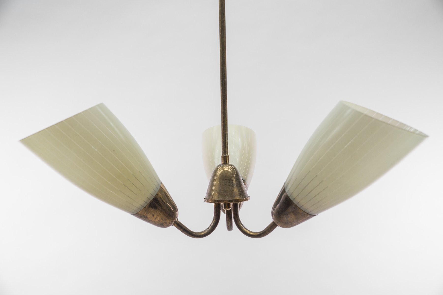 Mid-Century Modern Lampe aus Messing & Glas, 1950er bei Pamono kaufen