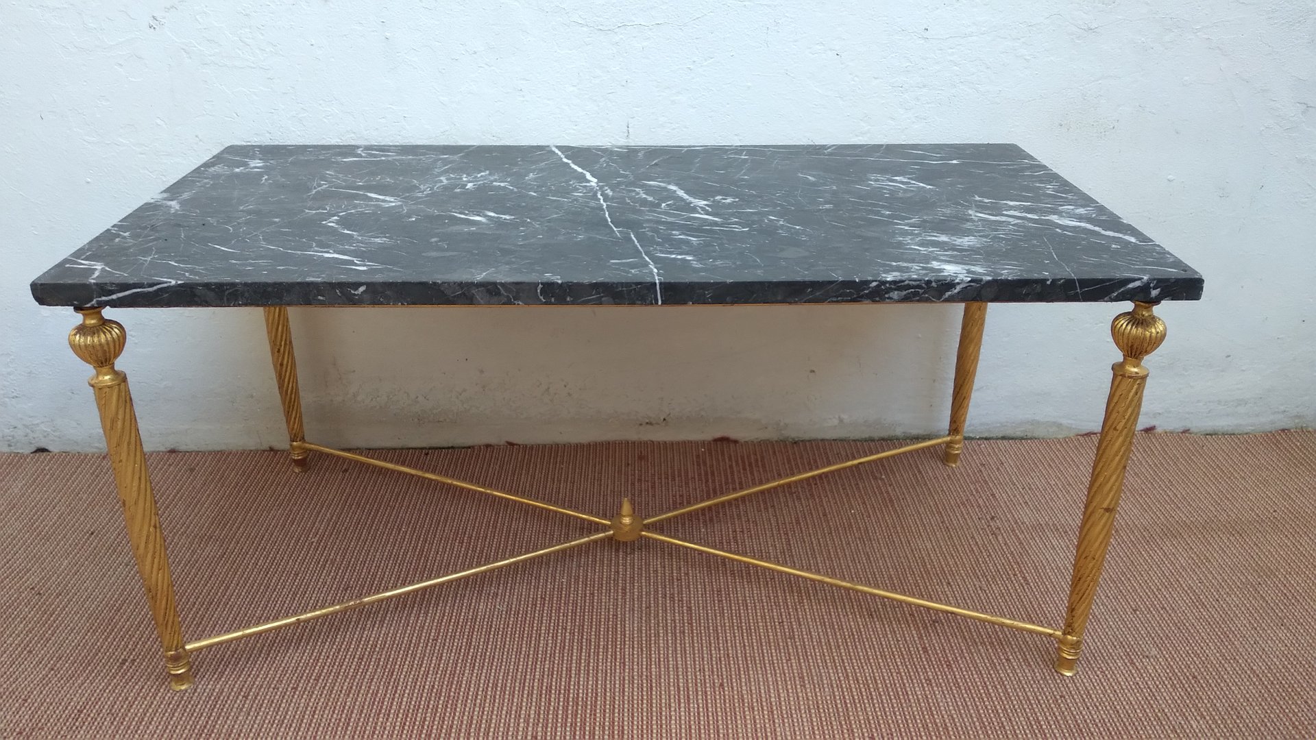 Goldener Couchtisch aus Messing & Marmor, Italien, 1960er bei Pamono kaufen