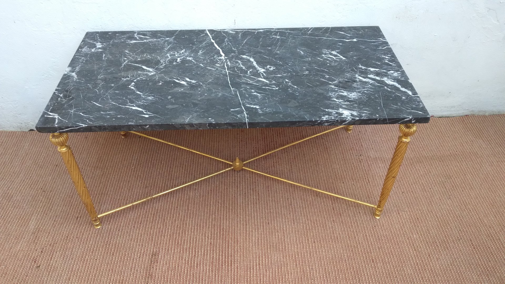 Goldener Couchtisch aus Messing & Marmor, Italien, 1960er bei Pamono kaufen