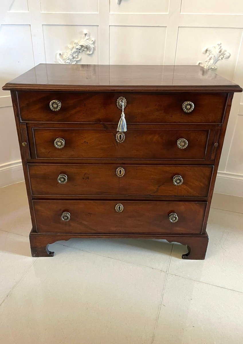 Antique George III Mahogany Bachelors Chest, 1800s for sale at Pamono