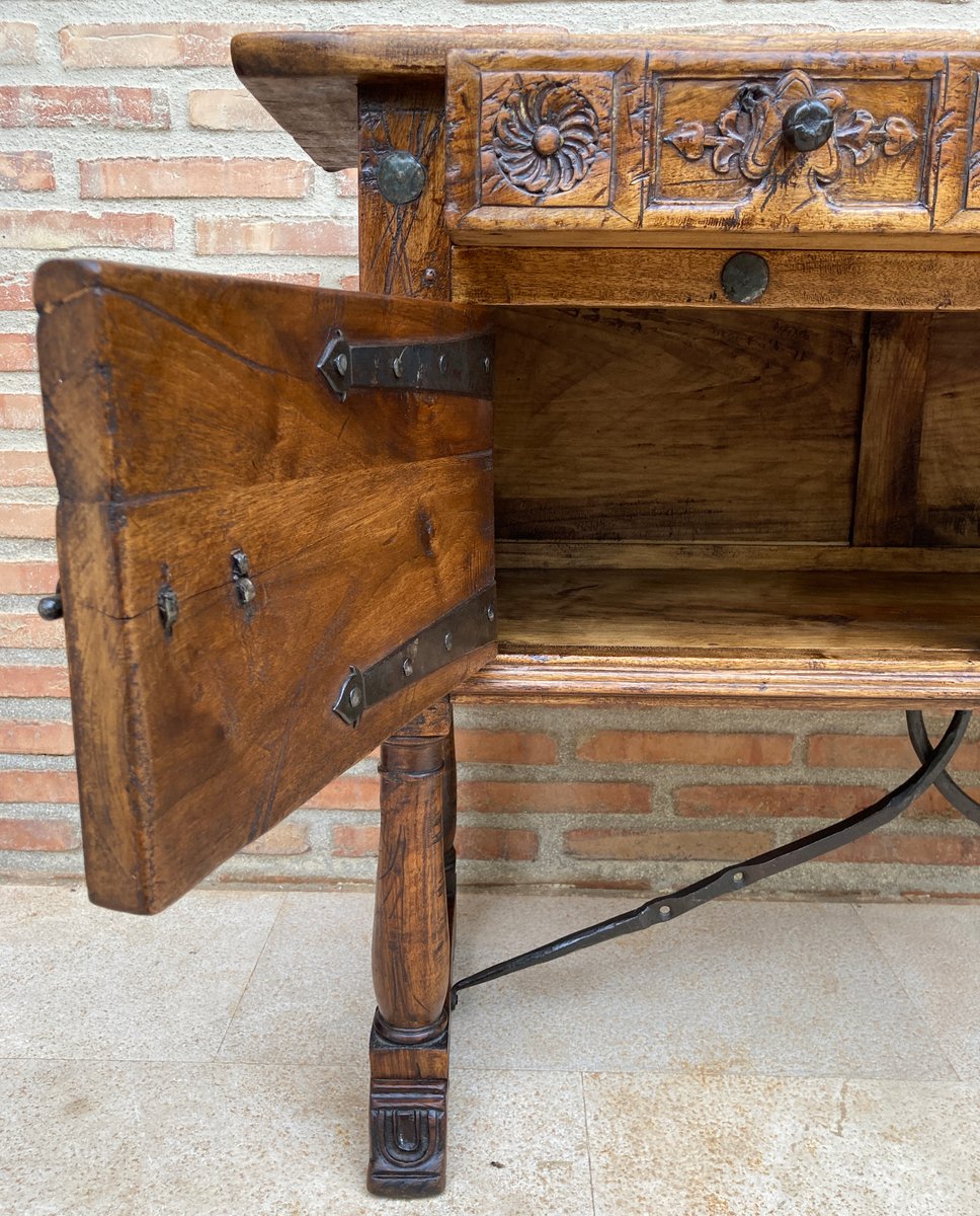19th Century Spanish Console Table in Walnut for sale at Pamono