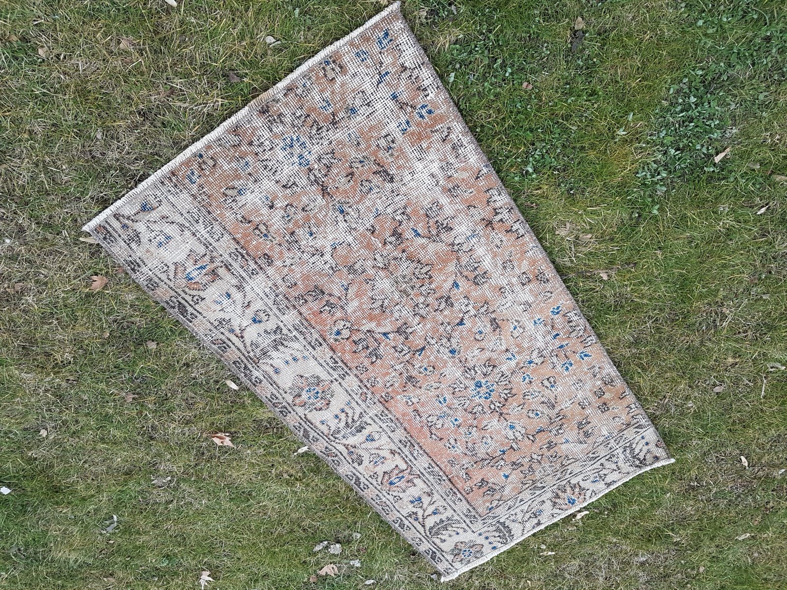 Handgefertigter Mini Teppich, 1970er bei Pamono kaufen