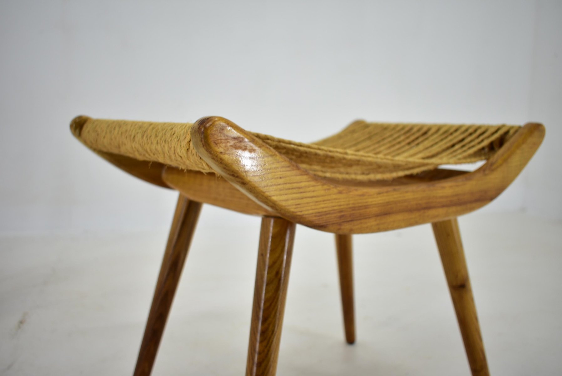 Hocker aus Buche & Stroh, Tschechoslowakei, 1960er, 2er Set bei Pamono kaufen