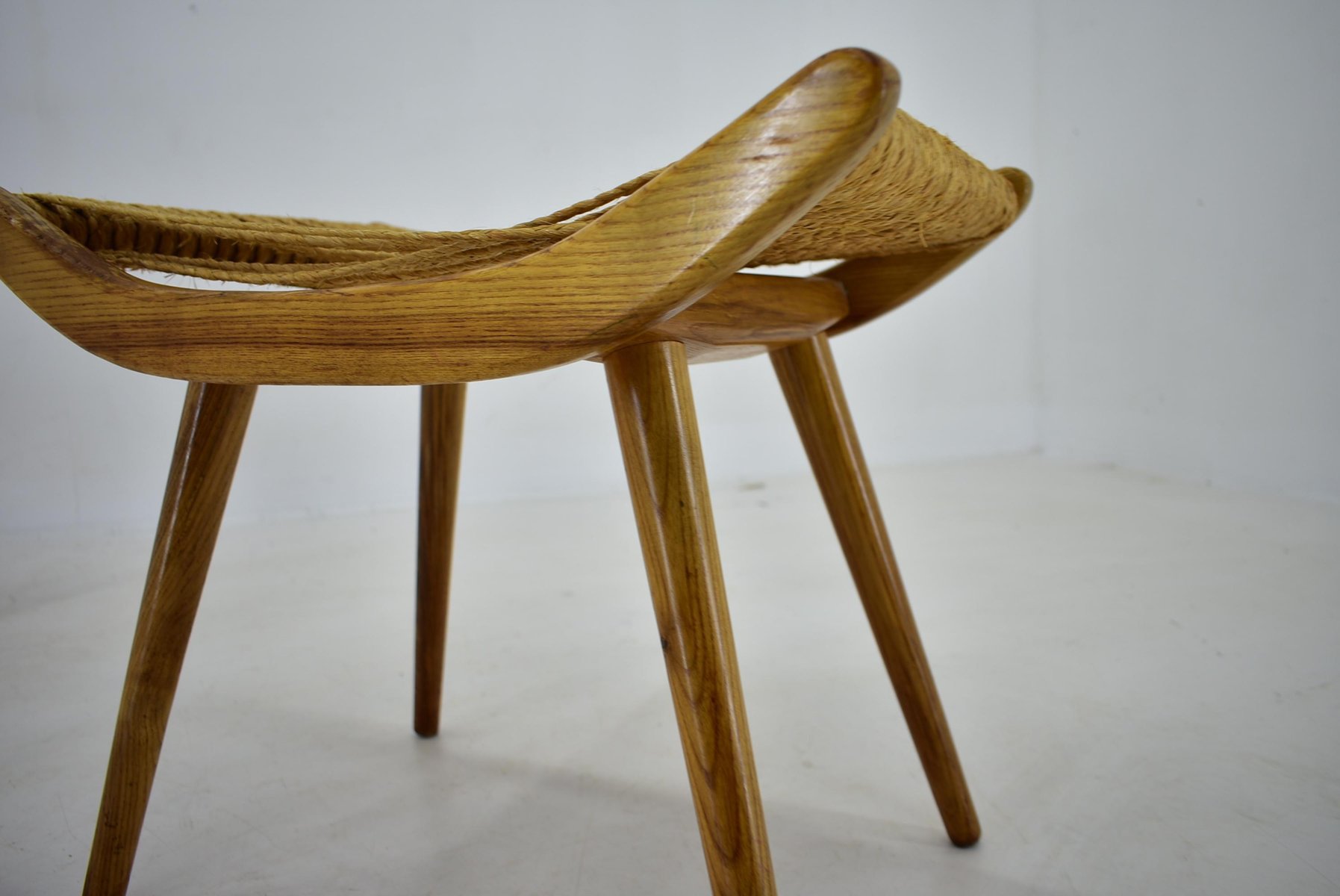 Hocker aus Buche & Stroh, Tschechoslowakei, 1960er, 2er Set bei Pamono kaufen