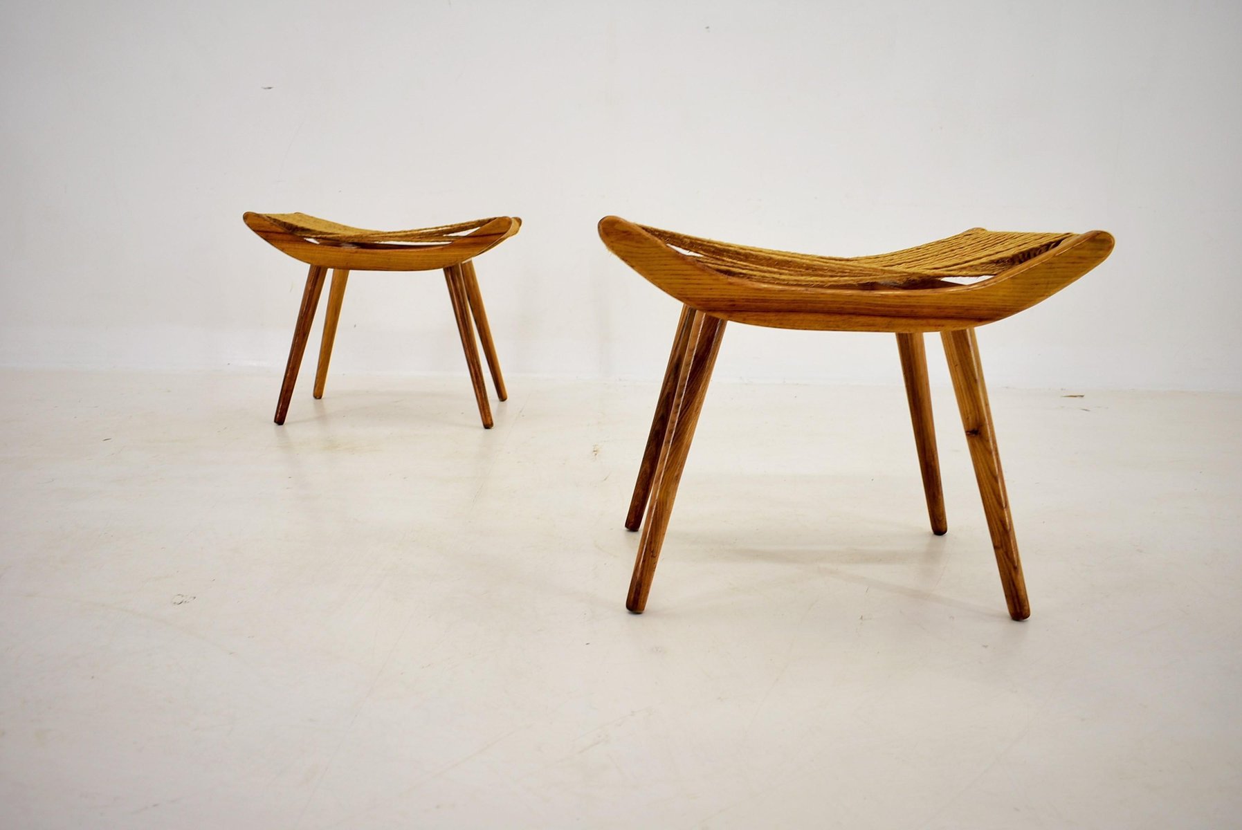 Hocker aus Buche & Stroh, Tschechoslowakei, 1960er, 2er Set bei Pamono kaufen