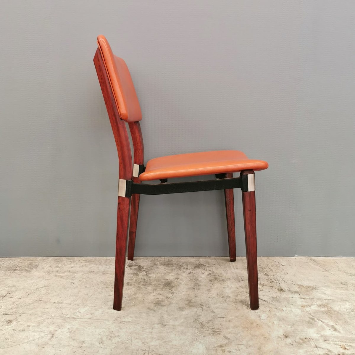 S82 Leather And Wood Chairs By Eugenio Gerli For Tecno 1960s Set Of 4 For Sale At Pamono