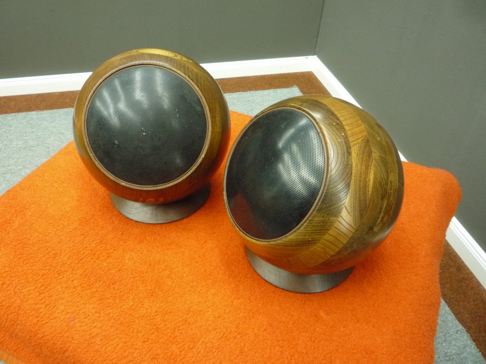 Space Age Wood Sphere Lautsprecher, 1970er, 2er Set bei Pamono kaufen
