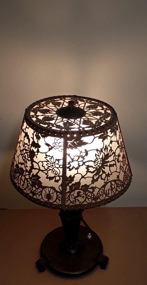 Französische Art Deco Tischlampe mit Fuß aus schwarzem Schmiedeeisen ...