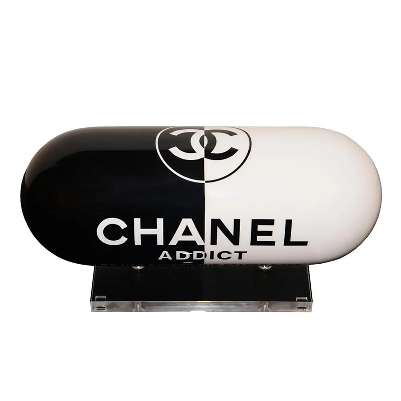 Scultura Pill Chanel Addict bianca e nera di Eric Salin in vendita su ...