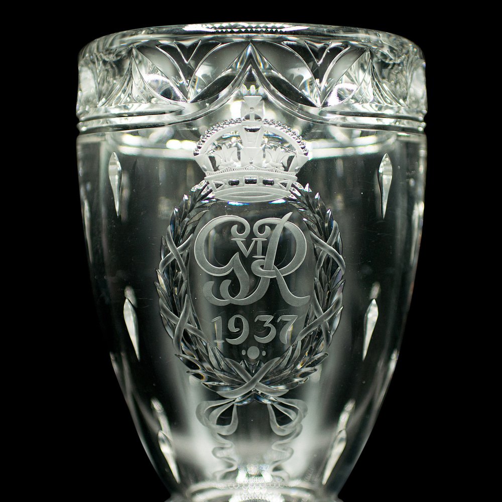 Großer George VI Krönungsflaschenkühler oder Vase aus Glas, England ...