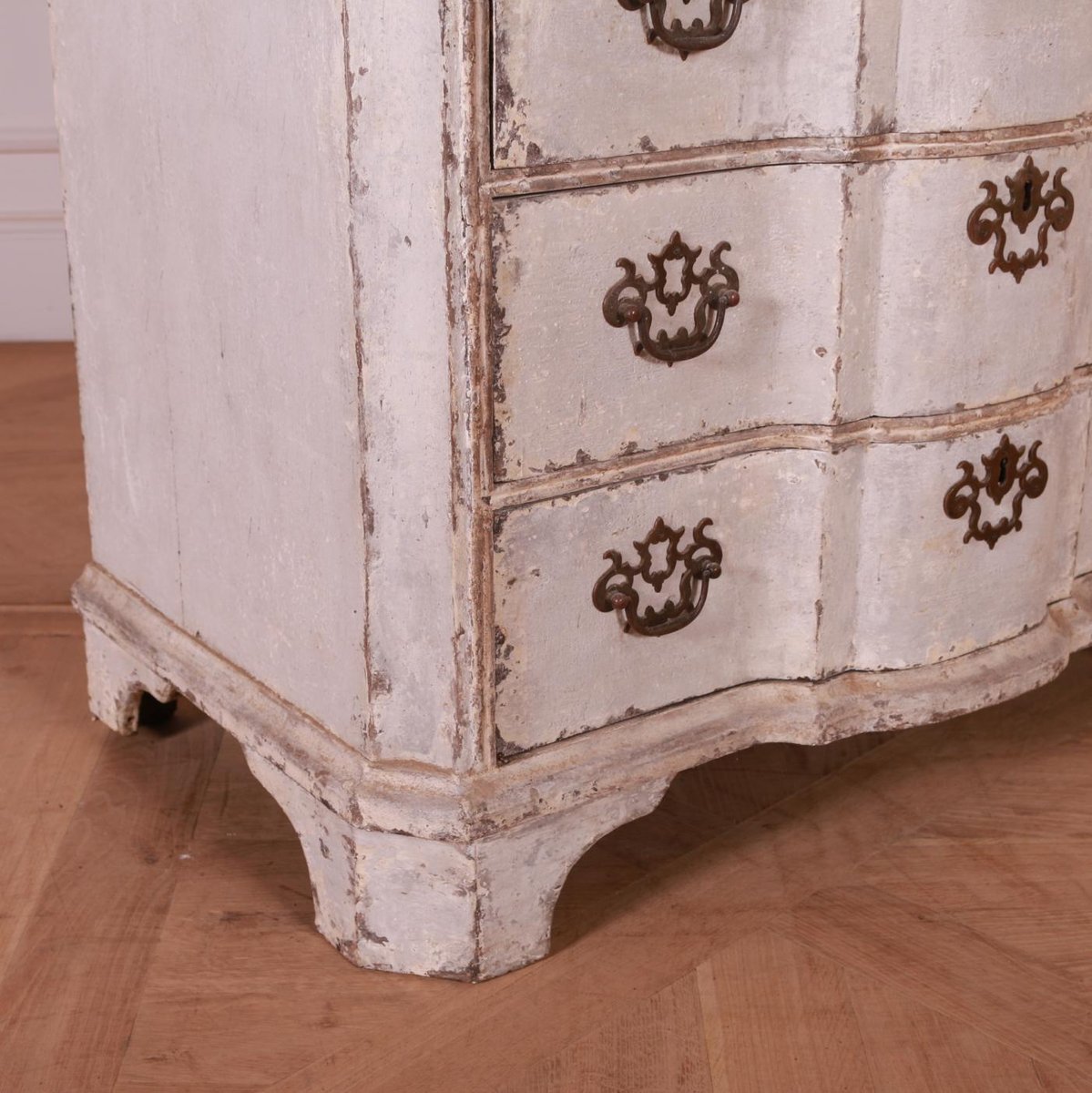 Antique Dutch Serpentine Commode, 1700s for sale at Pamono