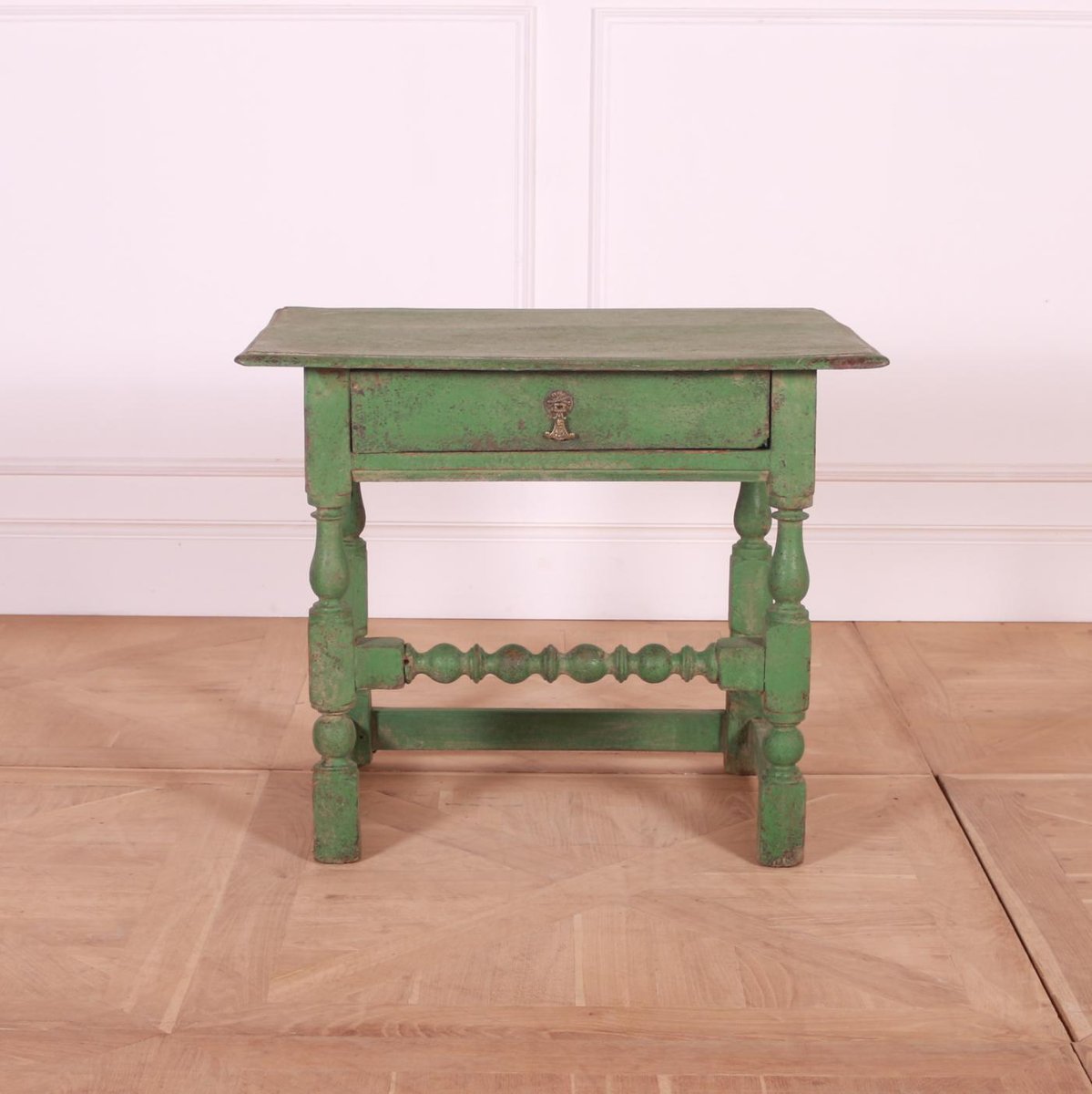 Antique English Lamp Table, 1700s for sale at Pamono