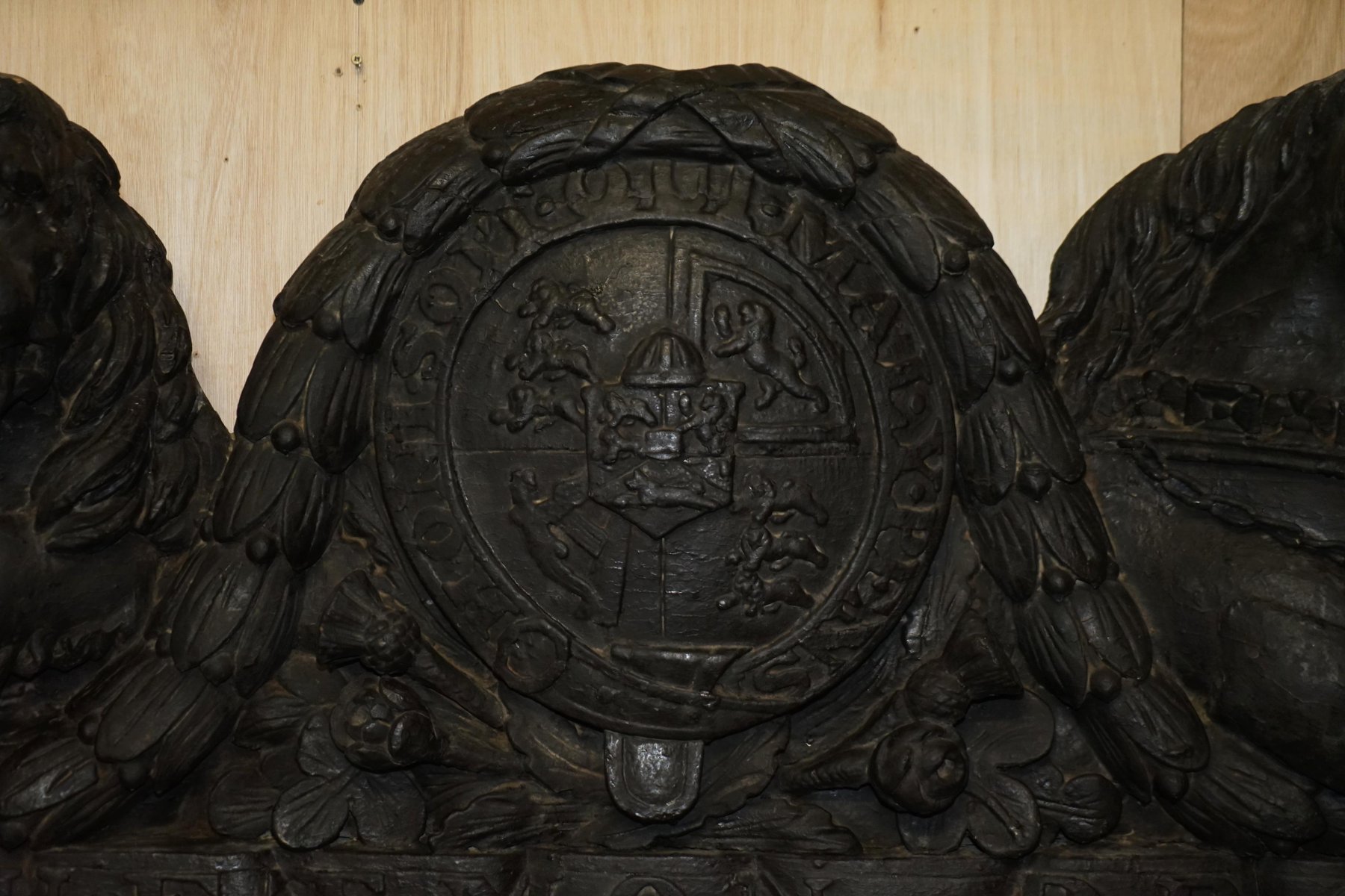 Henry VIII Armorial Coat of Arms FirePlace, 1400 for sale at Pamono