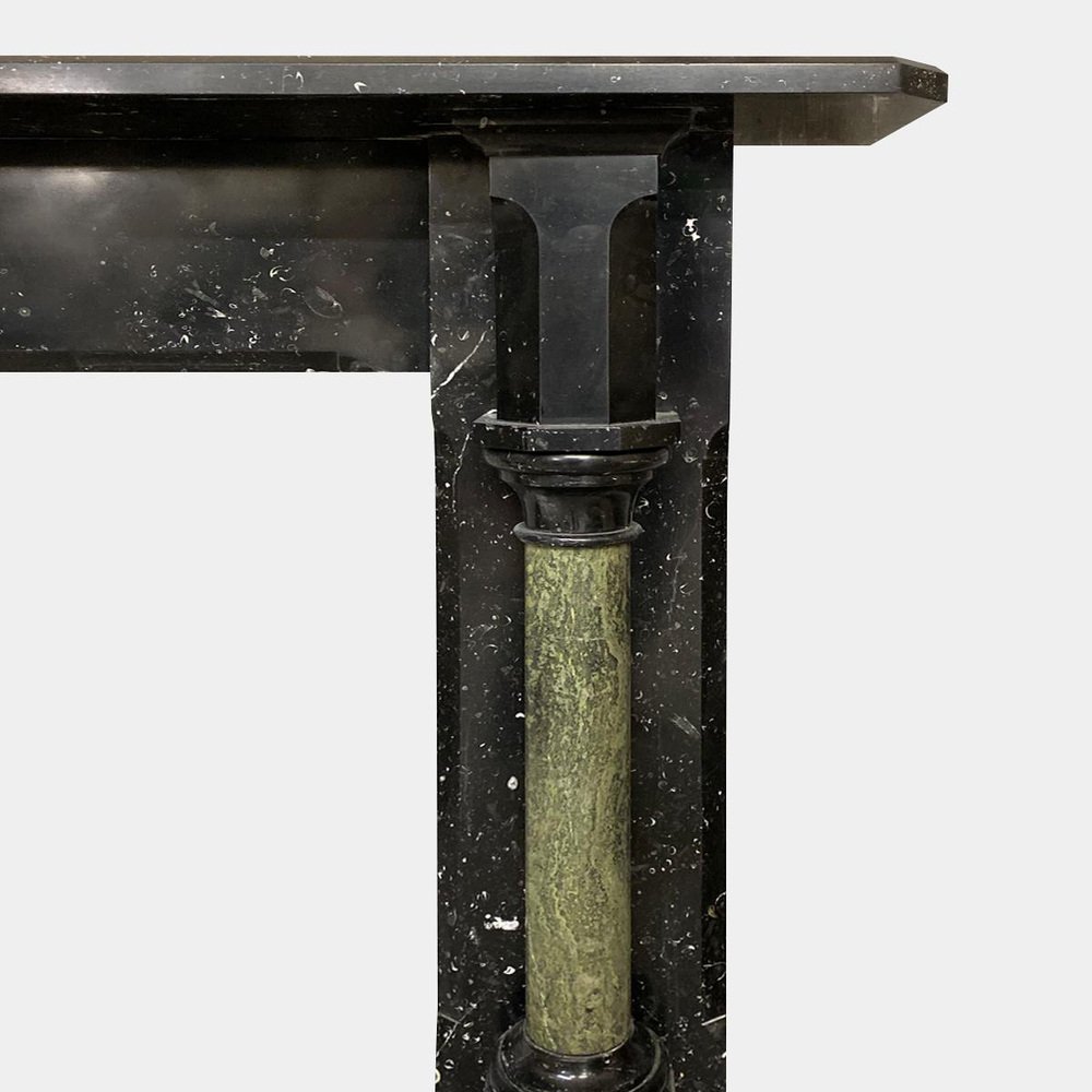 Repisa de chimenea gótica antigua negra de mármol de Kilkenny y ...