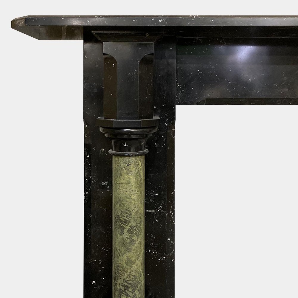 Repisa de chimenea gótica antigua negra de mármol de Kilkenny y ...