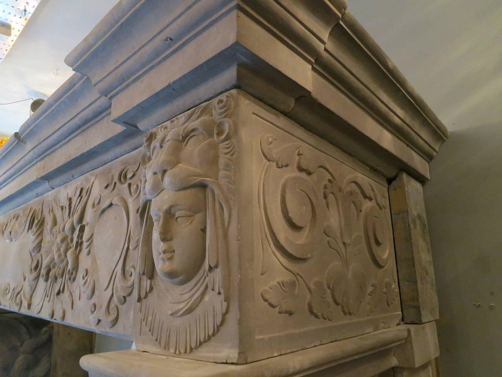 Antiker monumentaler Renaissance Kaminsims aus Stein bei Pamono kaufen
