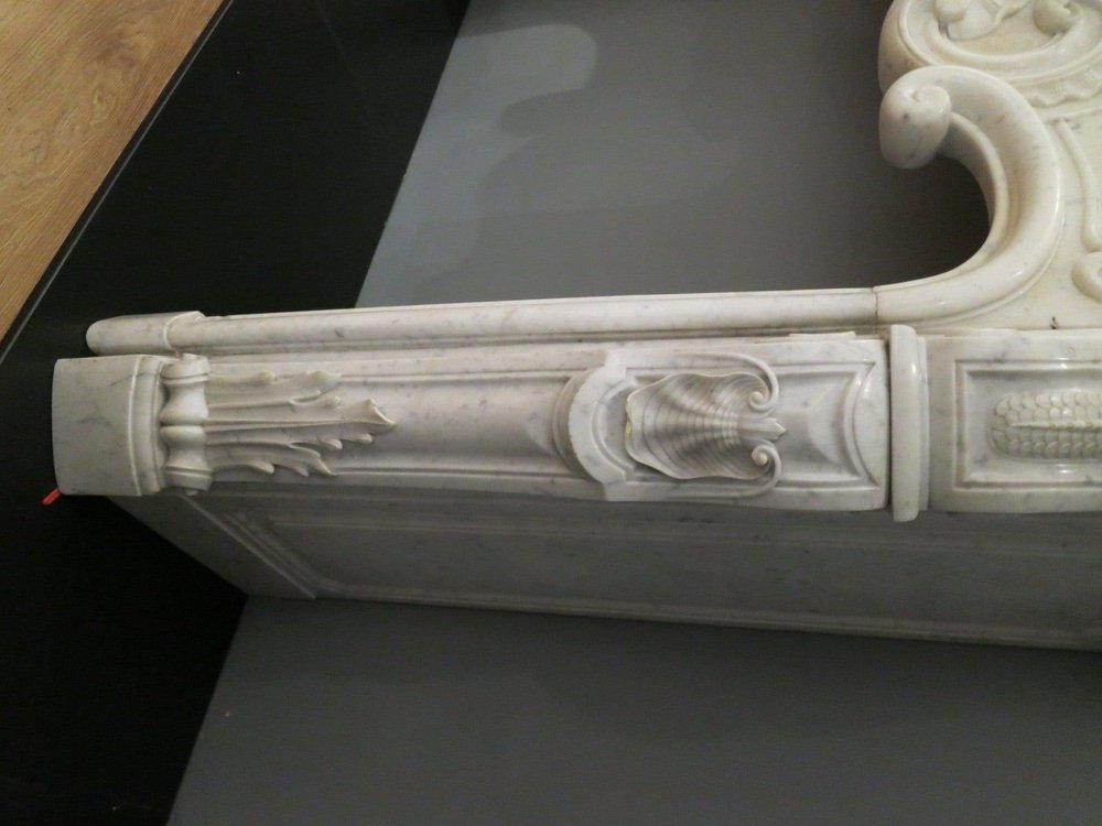 Cornice da camino antica rococò in marmo in vendita su Pamono