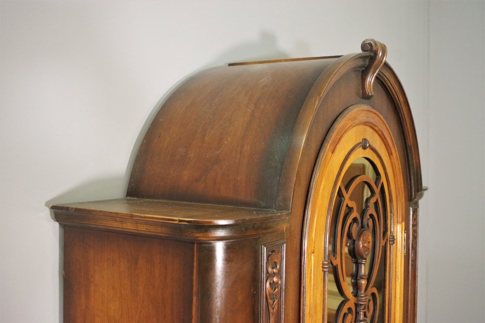 Gebogene Vitrine aus Holz, 1920er bei Pamono kaufen