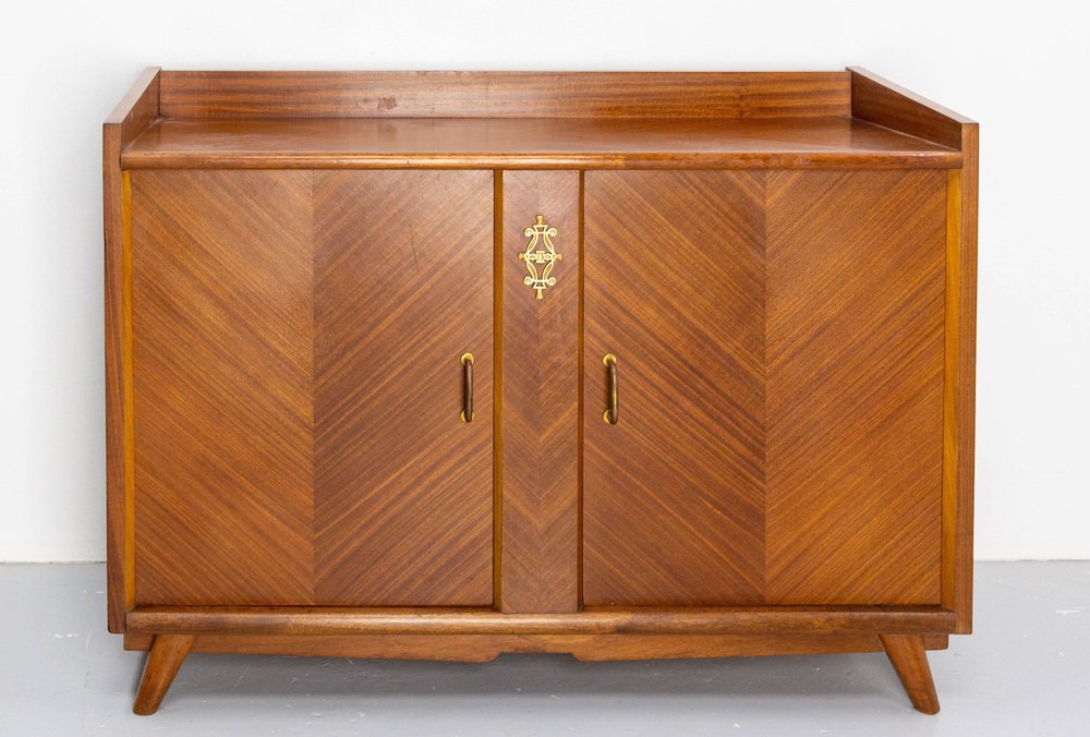 Französischer Mid-Century Iroko Furnier & Messing Bar Cocktailschrank ...