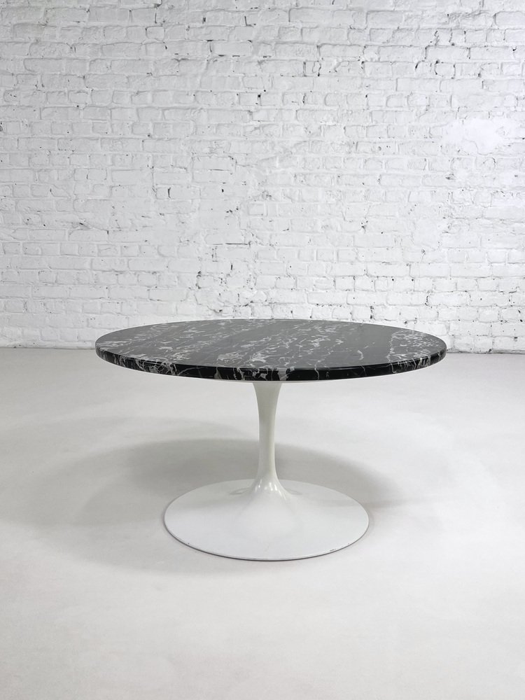 Runder Tulip Couchtisch von Eero Saarinen Modell für Knoll International bei Pamono kaufen