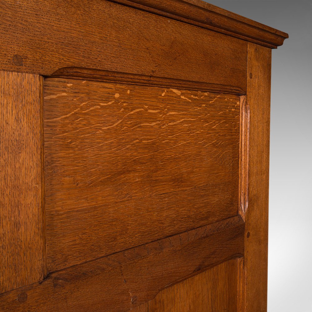 Großer antiker englischer Eichenholz Schrank bei Pamono kaufen