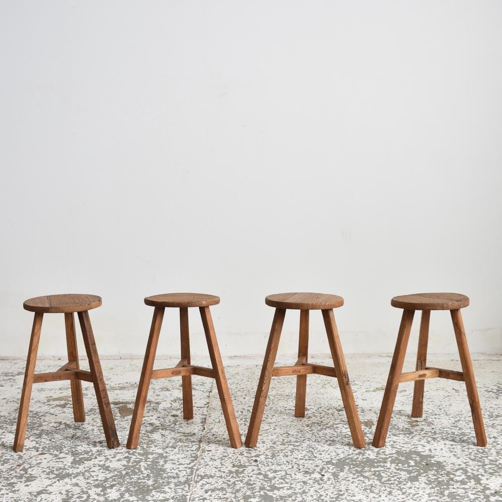 Rustikale Holzhocker -A, 1950er, 4er Set bei Pamono kaufen