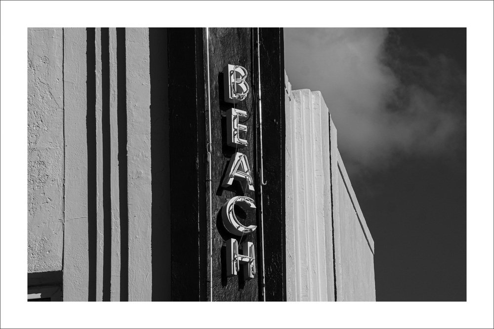 Kind of Cyan, Miami Beach Neon Letters, 2022, Fotografie bei Pamono kaufen
