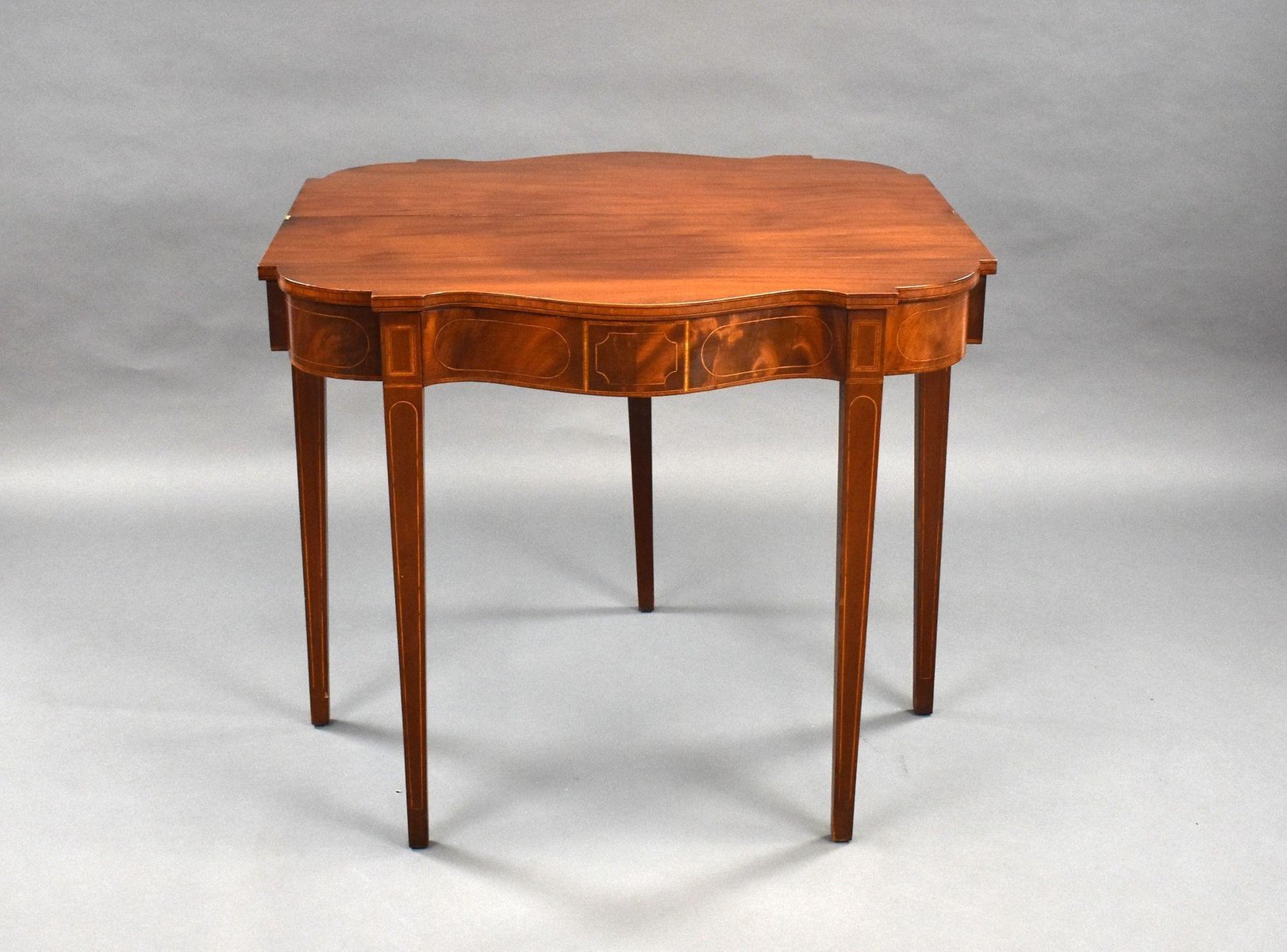 Edwardian Mahogany Serpentine Tea Table, 1900s for sale at Pamono