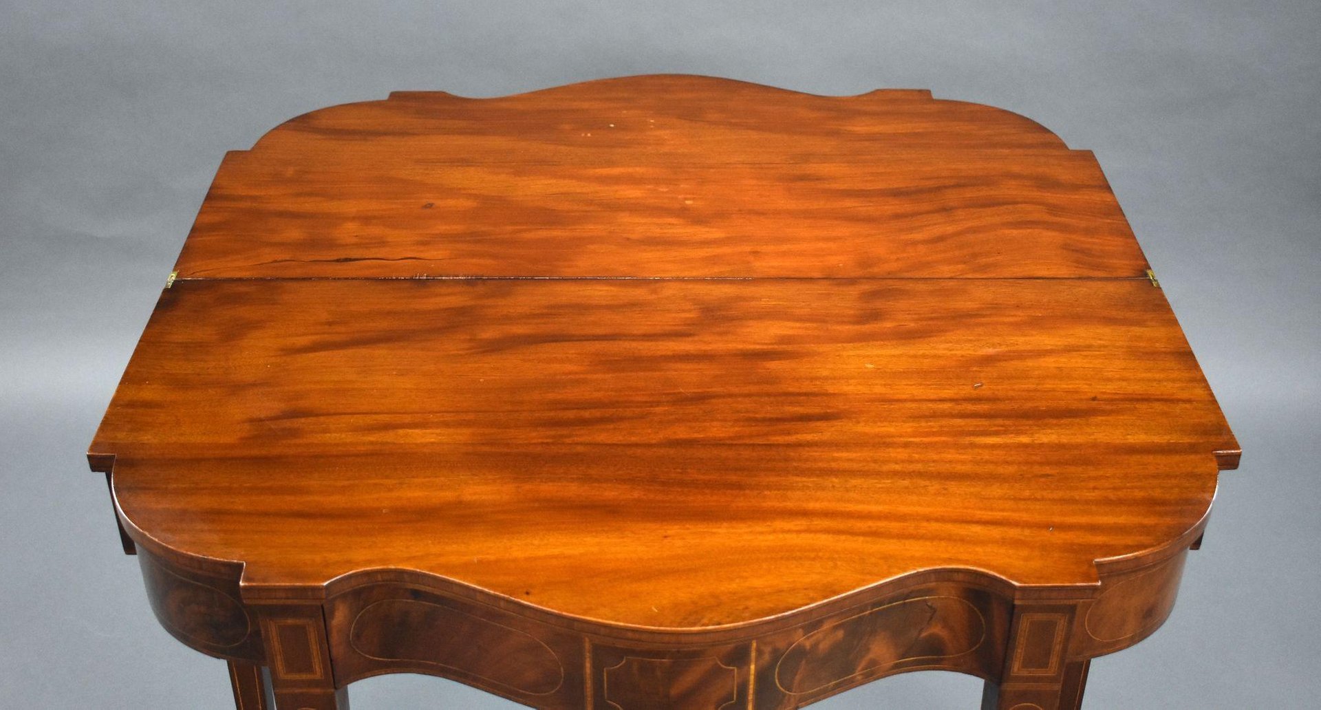Edwardian Mahogany Serpentine Tea Table, 1900s for sale at Pamono