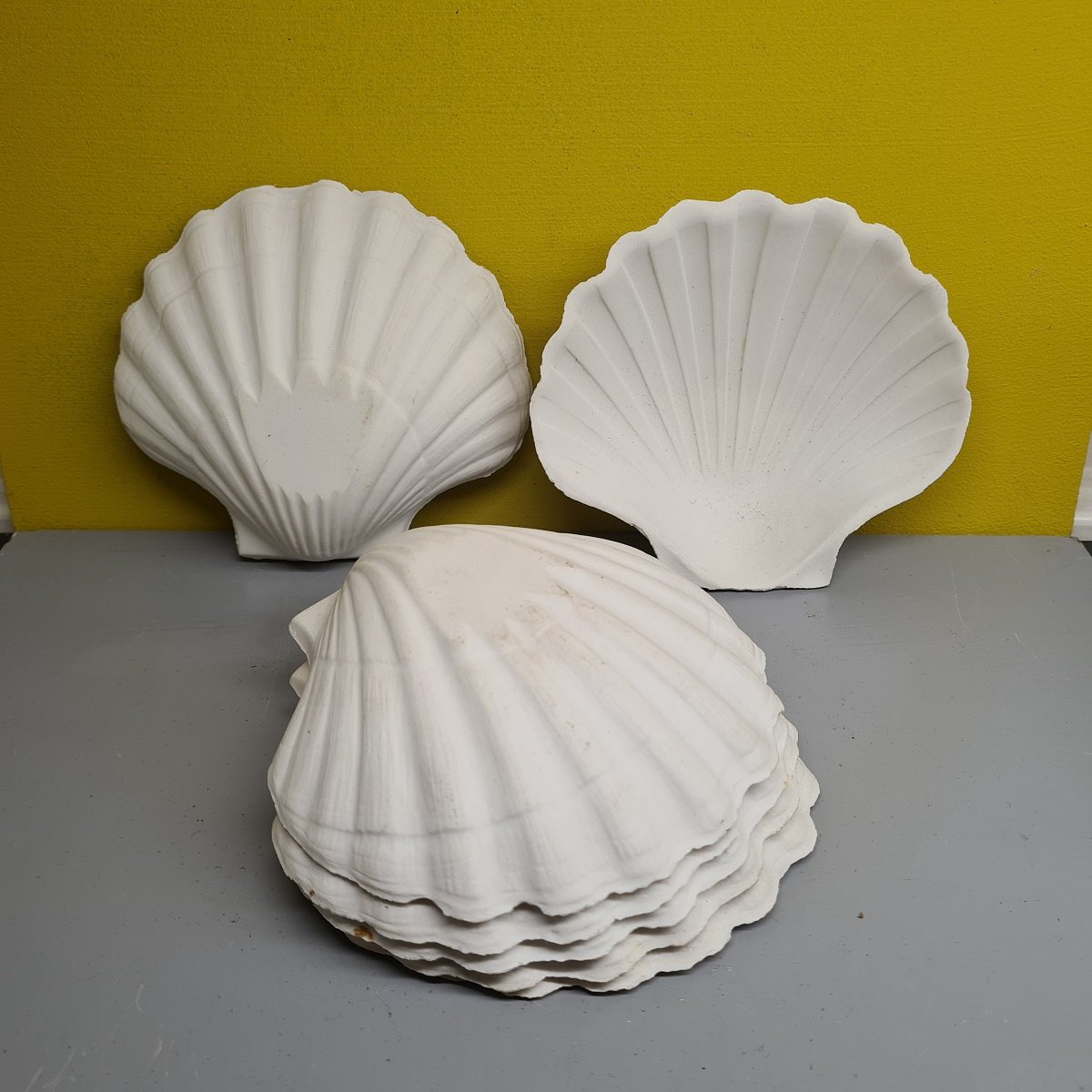 Vintage Biscuit Porcelain Shells, 1920s, Set of 7 for sale at Pamono