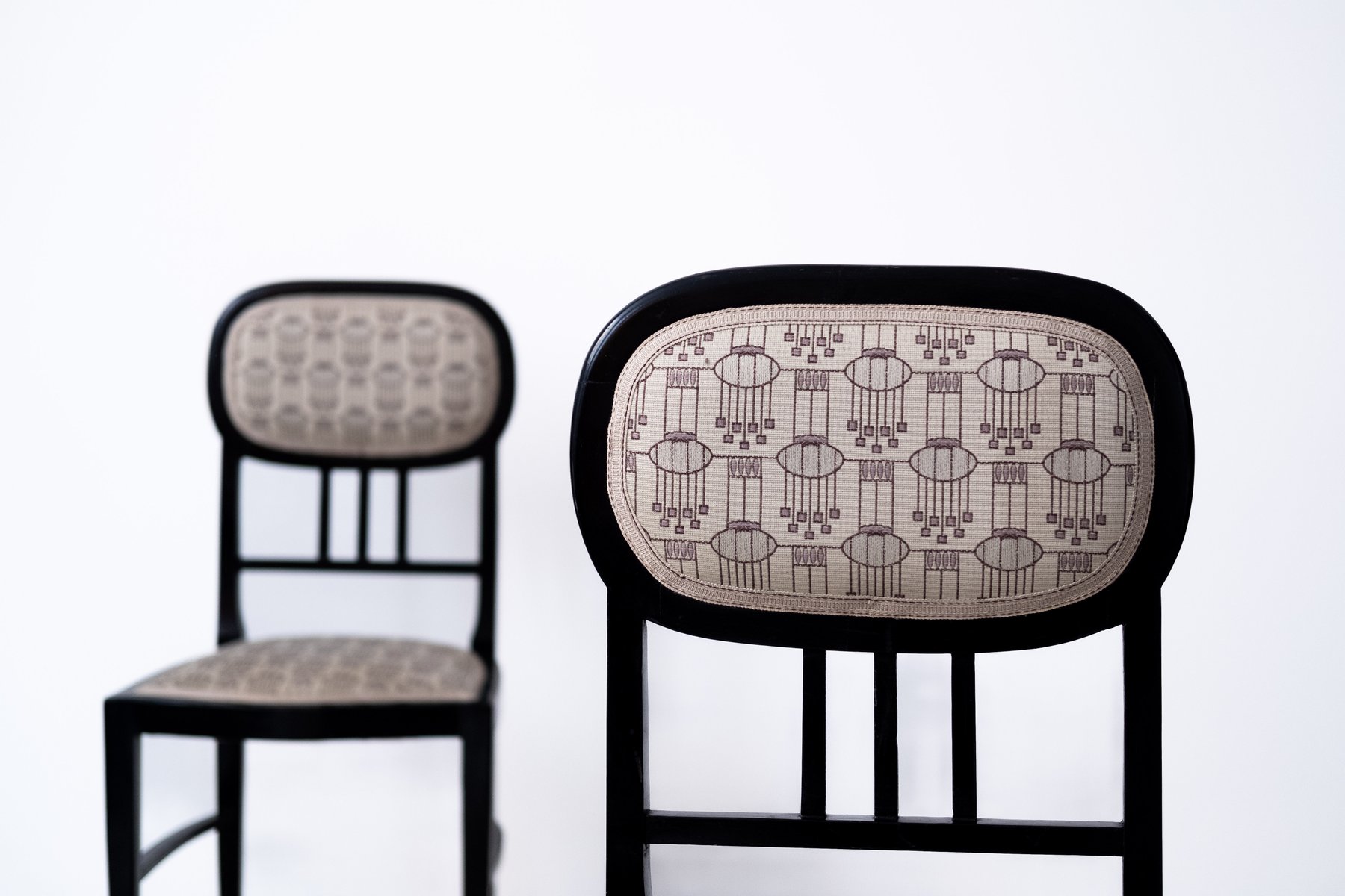 Sedie e tavolo Art Nouveau di Josef Hoffmann per Thonet, metà XIX secolo, set di 3 in vendita su ...