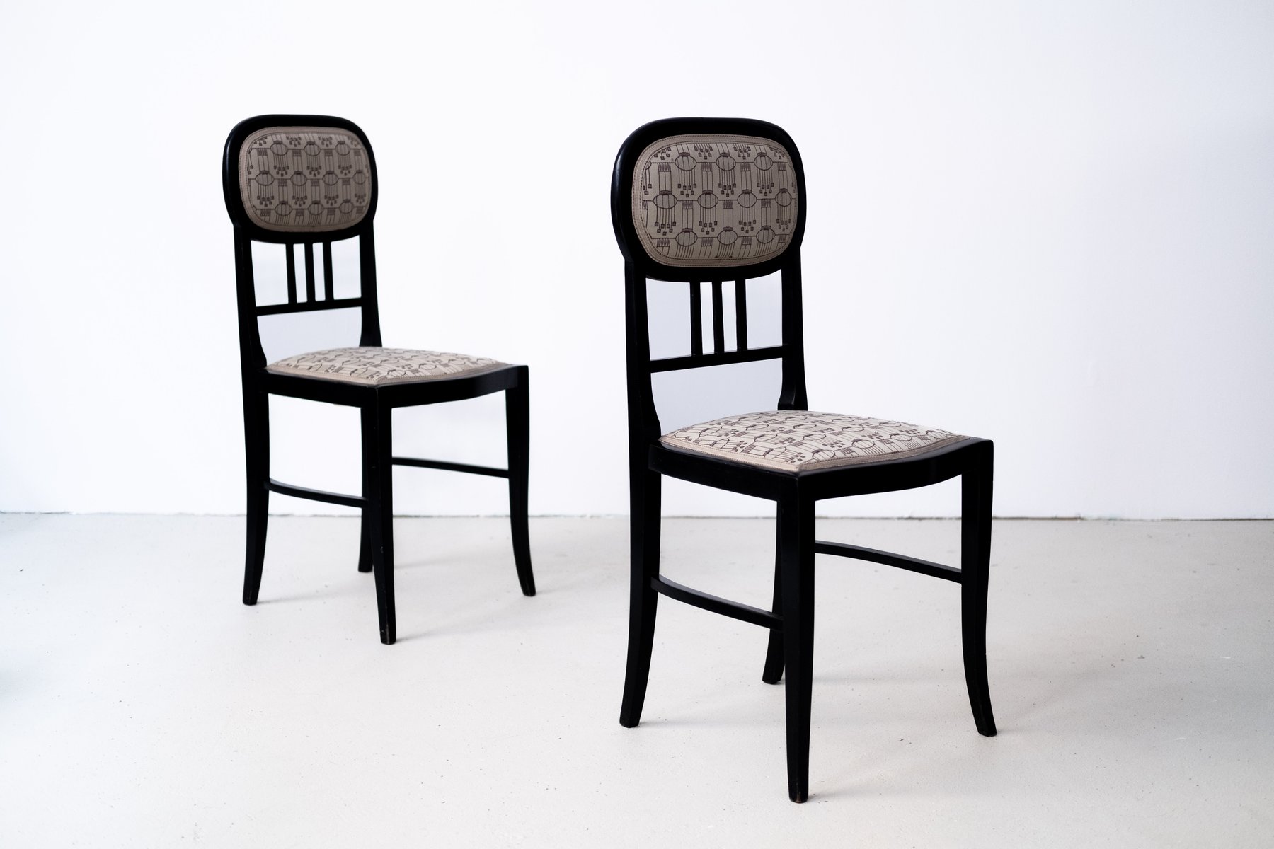Sedie e tavolo Art Nouveau di Josef Hoffmann per Thonet, metà XIX secolo, set di 3 in vendita su ...