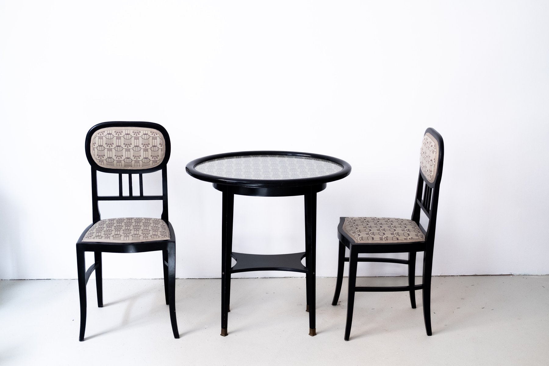 Sedie e tavolo Art Nouveau di Josef Hoffmann per Thonet, metà XIX secolo, set di 3 in vendita su ...
