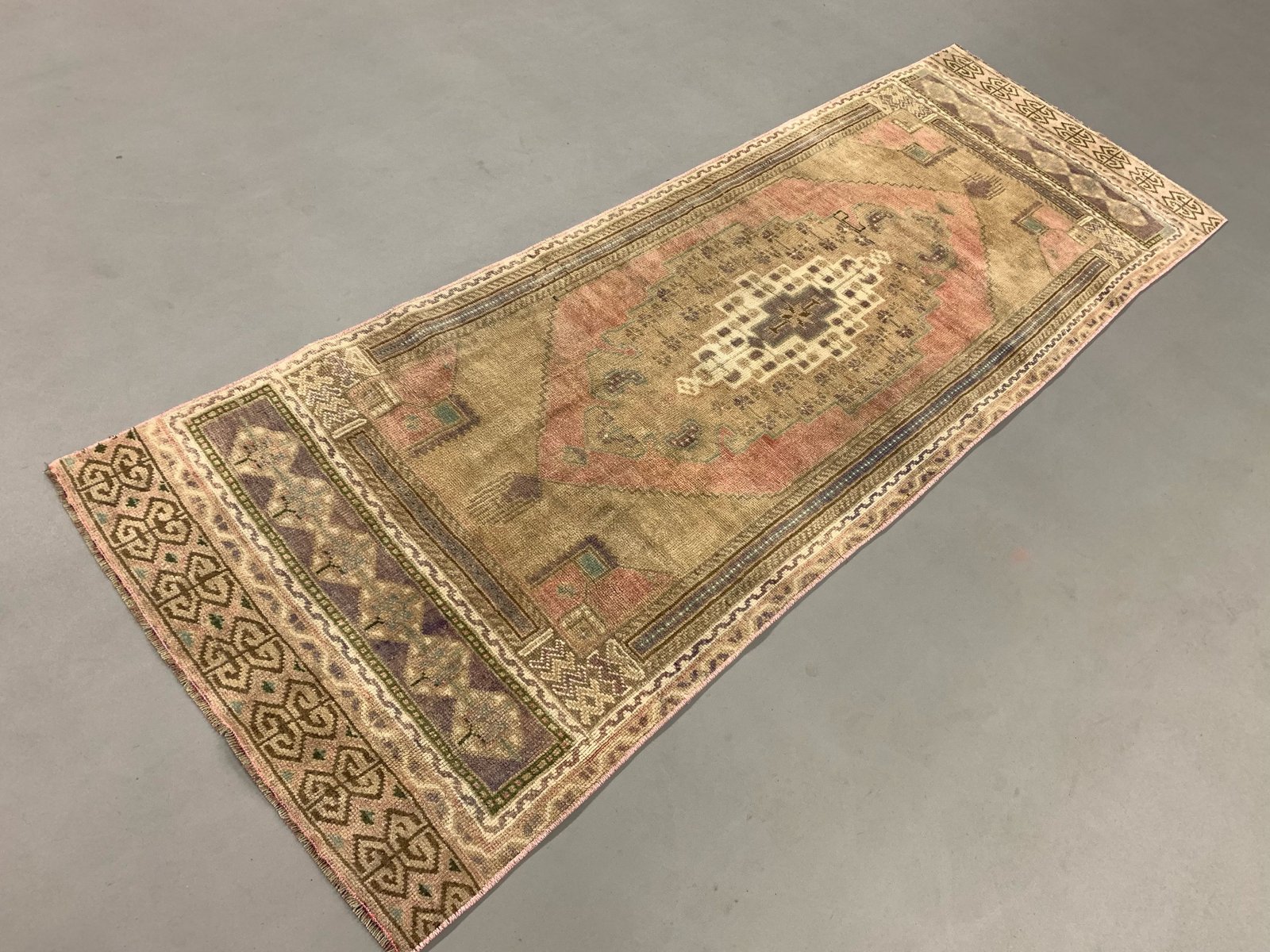 Vintage Turkish Wool Rug for sale at Pamono