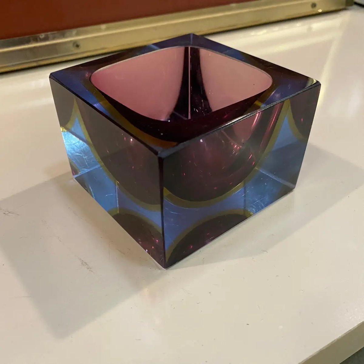 Moderner kubischer Aschenbecher aus Sommerso Muranoglas in Rosa und ...