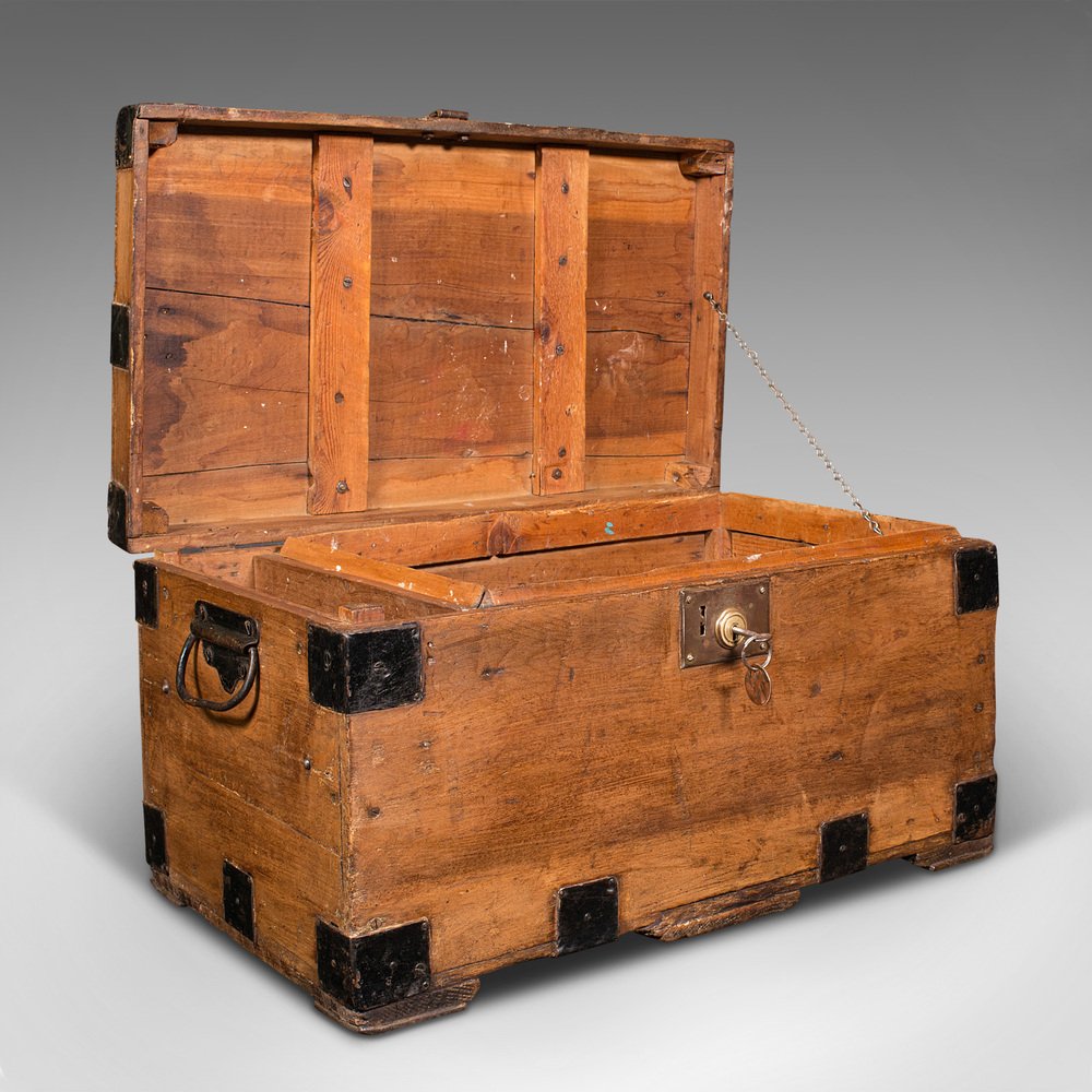 Antique English Victorian Carpenters Chest in Pine for sale at Pamono