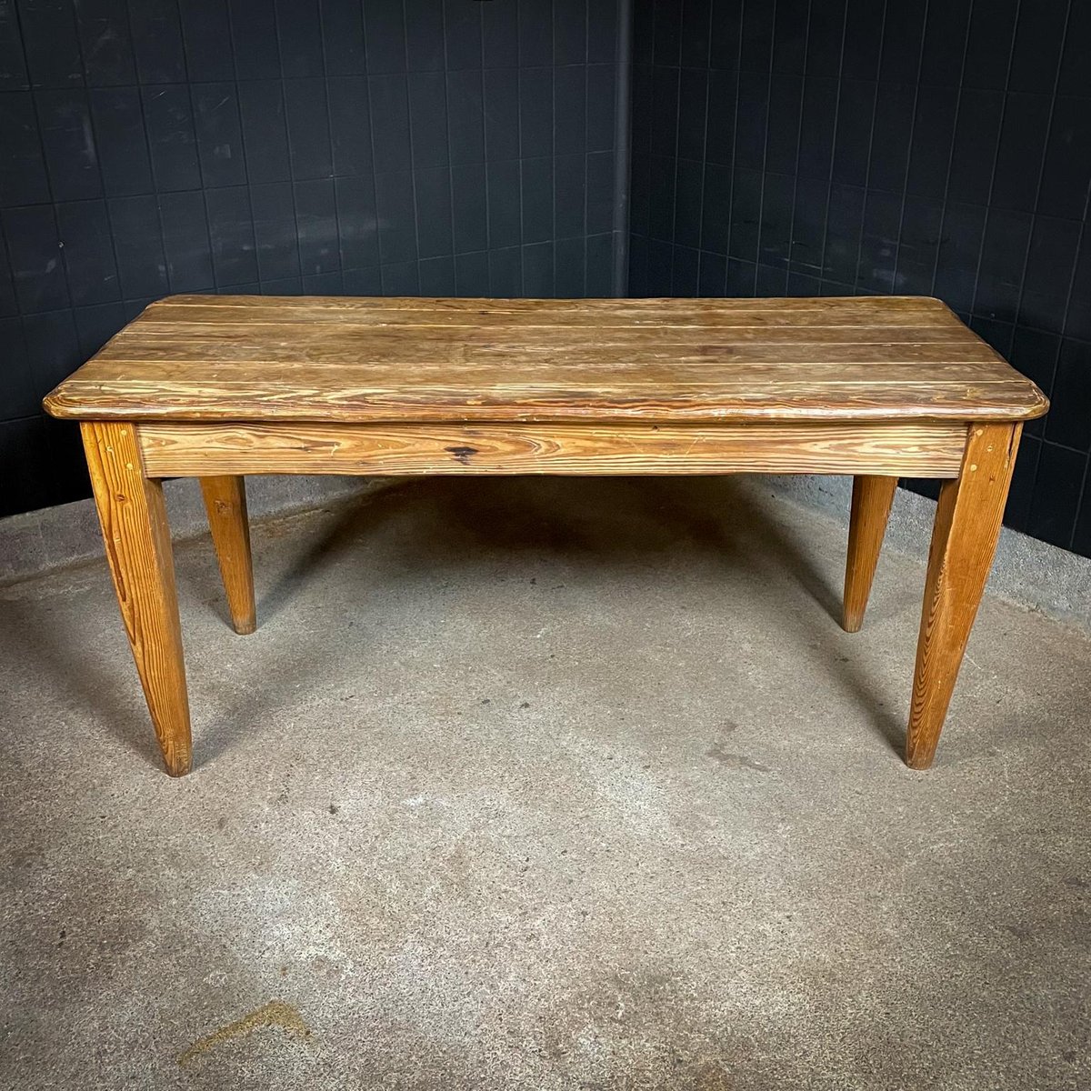 Ländlicher Esstisch aus Pinienholz, 1920er bei Pamono kaufen