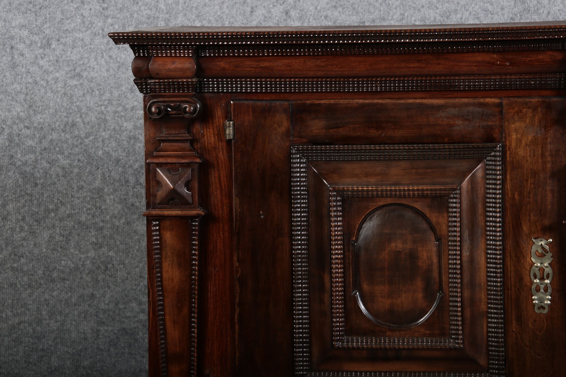 Antiker Spät-Renaissance Frühbarocker Schrank, 1700er bei Pamono kaufen