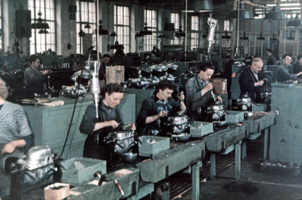 Industrieller deutscher Schrank von MZ Motor Parts Factory, 1950er bei ...