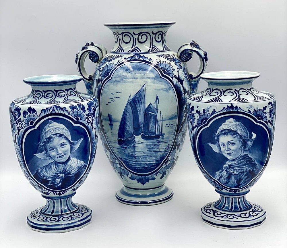 Jarrones alemanes antiguos de loza azul de Delft Bonnie, década de 1890 ...