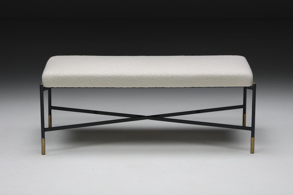 Weiße Bouclé Bank mit Metallgestell & Messingdetails, Italien, 1970er ...