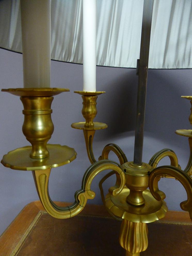 Große Lampe aus vergoldeter Bronze mit plissiertem Seidenschirm bei ...