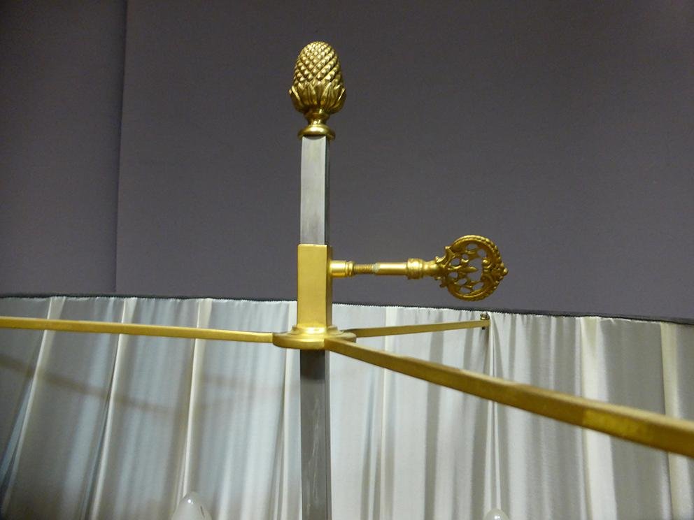 Große Lampe aus vergoldeter Bronze mit plissiertem Seidenschirm bei ...