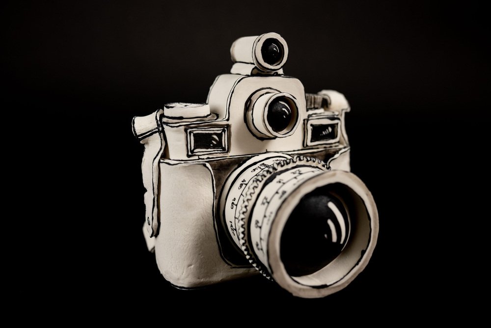 Katharine Morling, Camera Sculpture con doppia lente, 2022, Porcellana ...