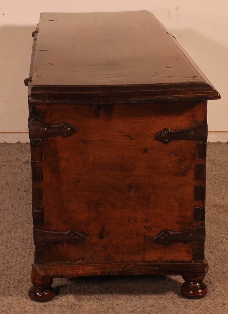 17th Century Spanish Chest in Walnut for sale at Pamono