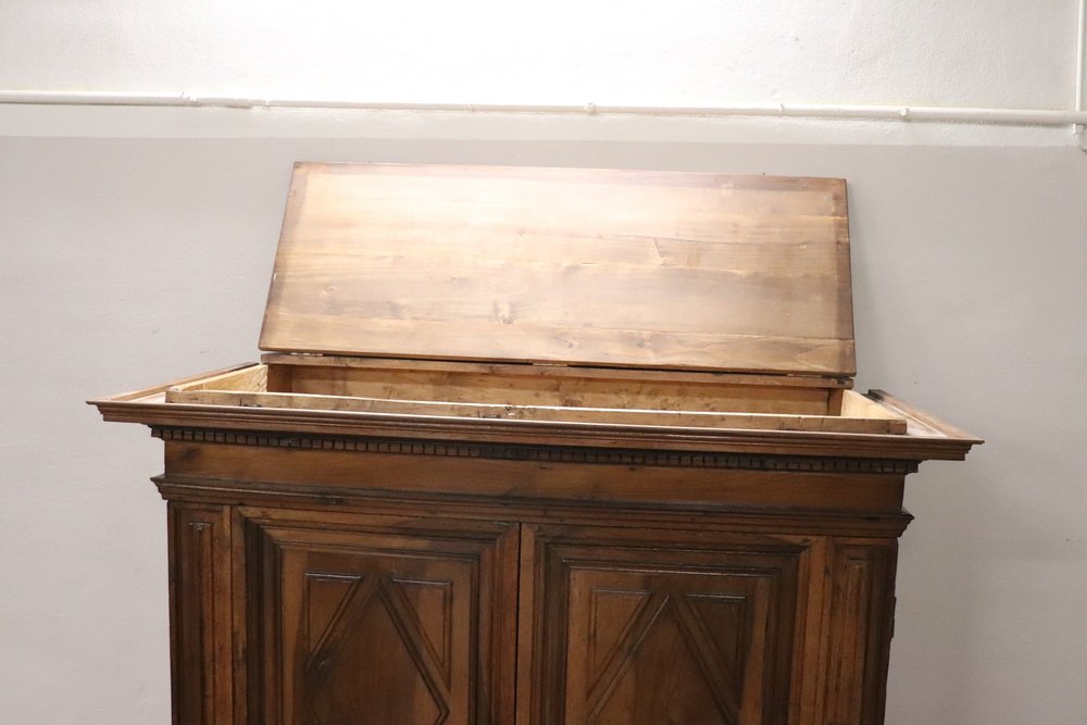 Armoire à Secret du 17ème Siècle en Noyer en vente sur Pamono