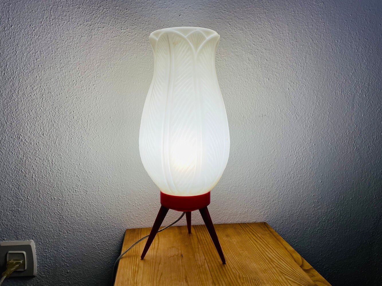 Atomic Space Age Tulip Shaped Acrylic Red Tripod Table Lamp by Hercules ...