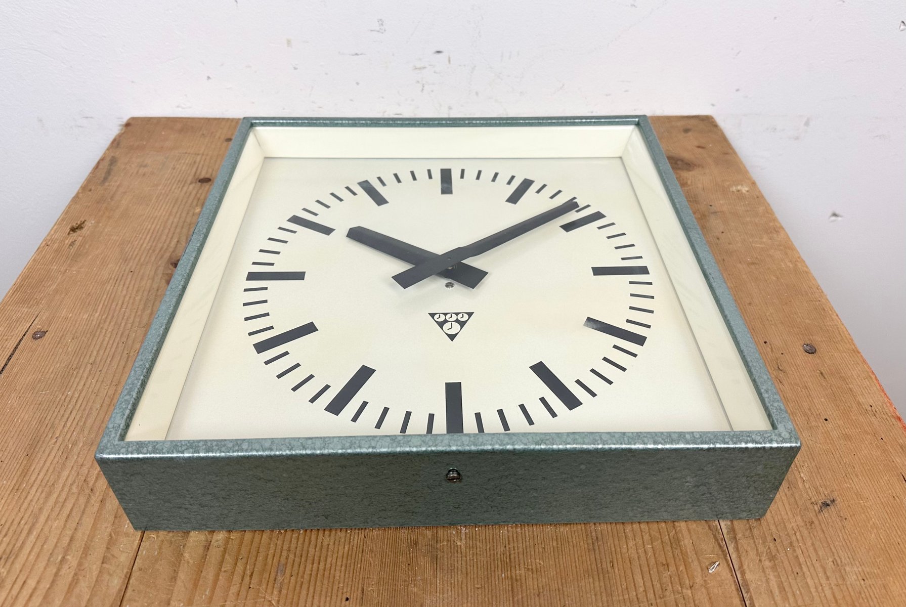 Industrial Green Square Wall Clock from Pragotron, 1970s for sale at Pamono