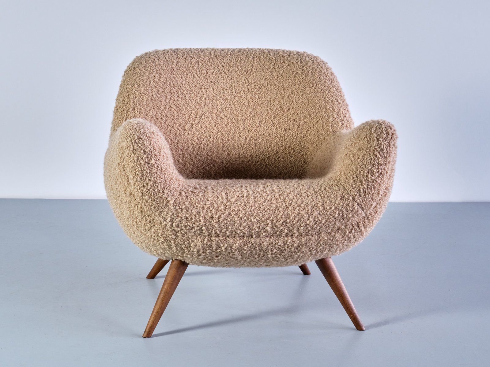 Poltrona Pierre Frey Bouclé e faggio di Gustav Bergmann, anni '60 in ...